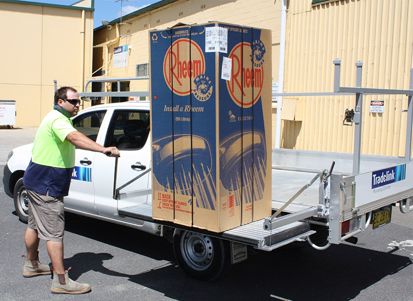 Lyco Loader Manual Tailgate Lifter - Standard | Healy Group